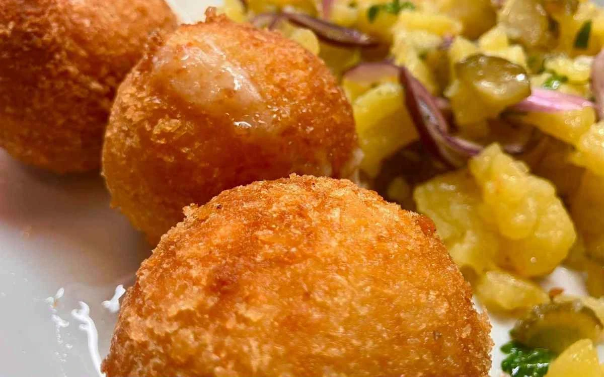 Hermelín-Kugeln mit Schinken und Kartoffelsalat ohne Mayonnaise - i-Rezept